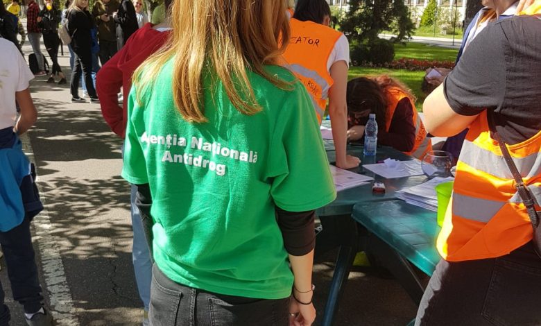 FOTO / 100 de copii instituționalizați, la ateliere antidrog din Parcul ...