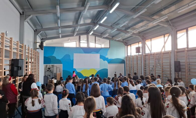 FOTO | Şcoala din Săpoca, de la toc şi călimară, la tablă inteligentă ...