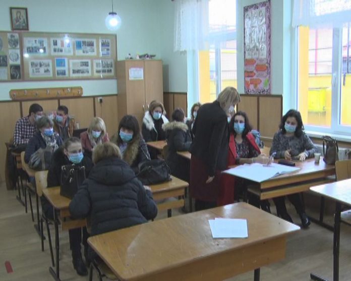 FOTO | Proteste ale profesorilor și părinților după numirea noului ...