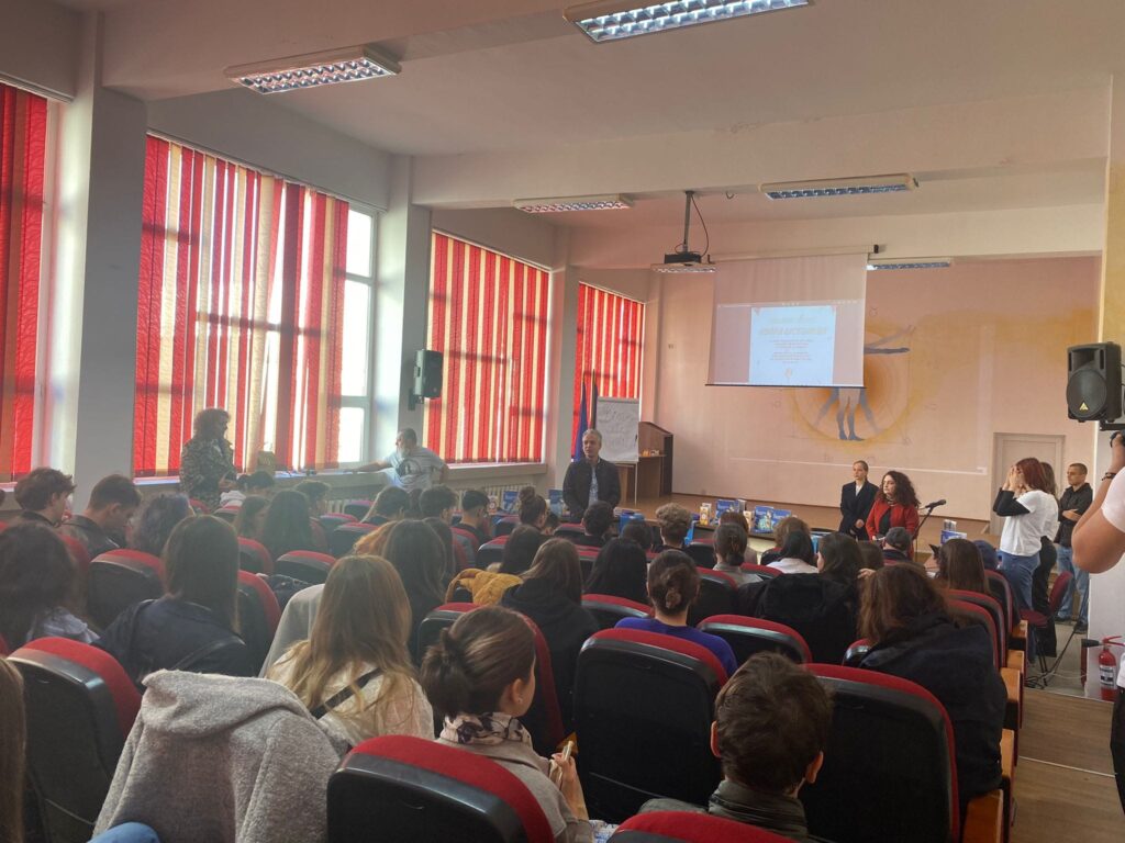 FOTO / Prima competiție de debate din acest an, la Colegiul „Eminescu ...