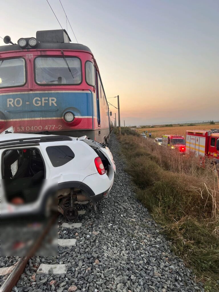 Autovehicul lovit de tren! Trei persoane încarcerate • Opinia Buzău